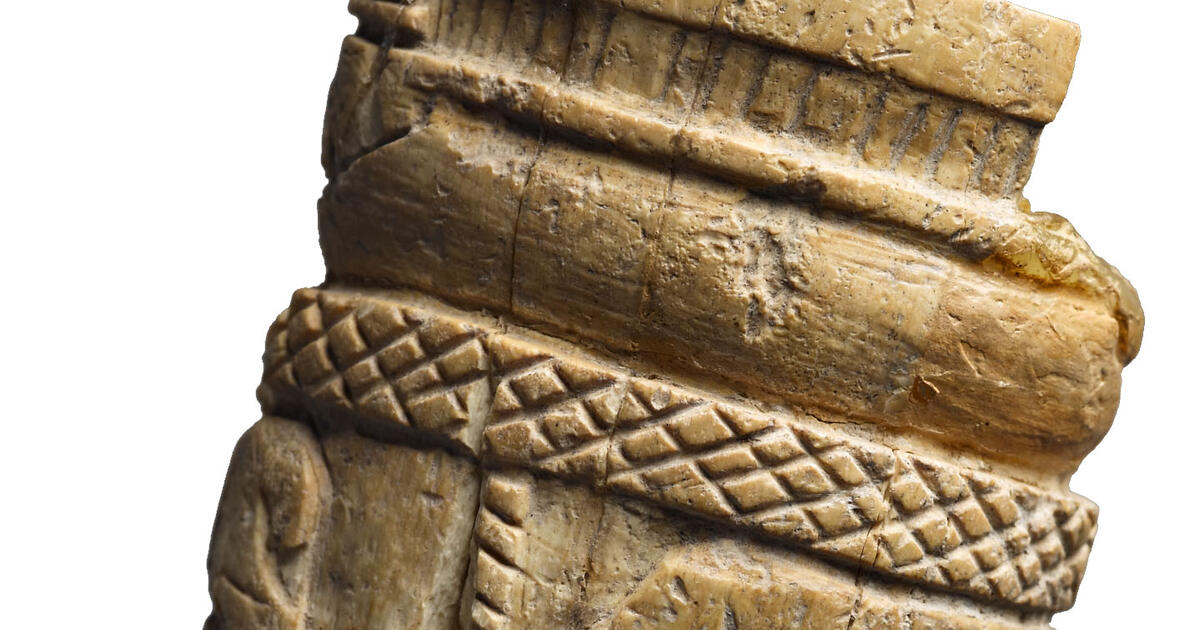 Bone Handle with Grazing Horned Animals | Posen Library