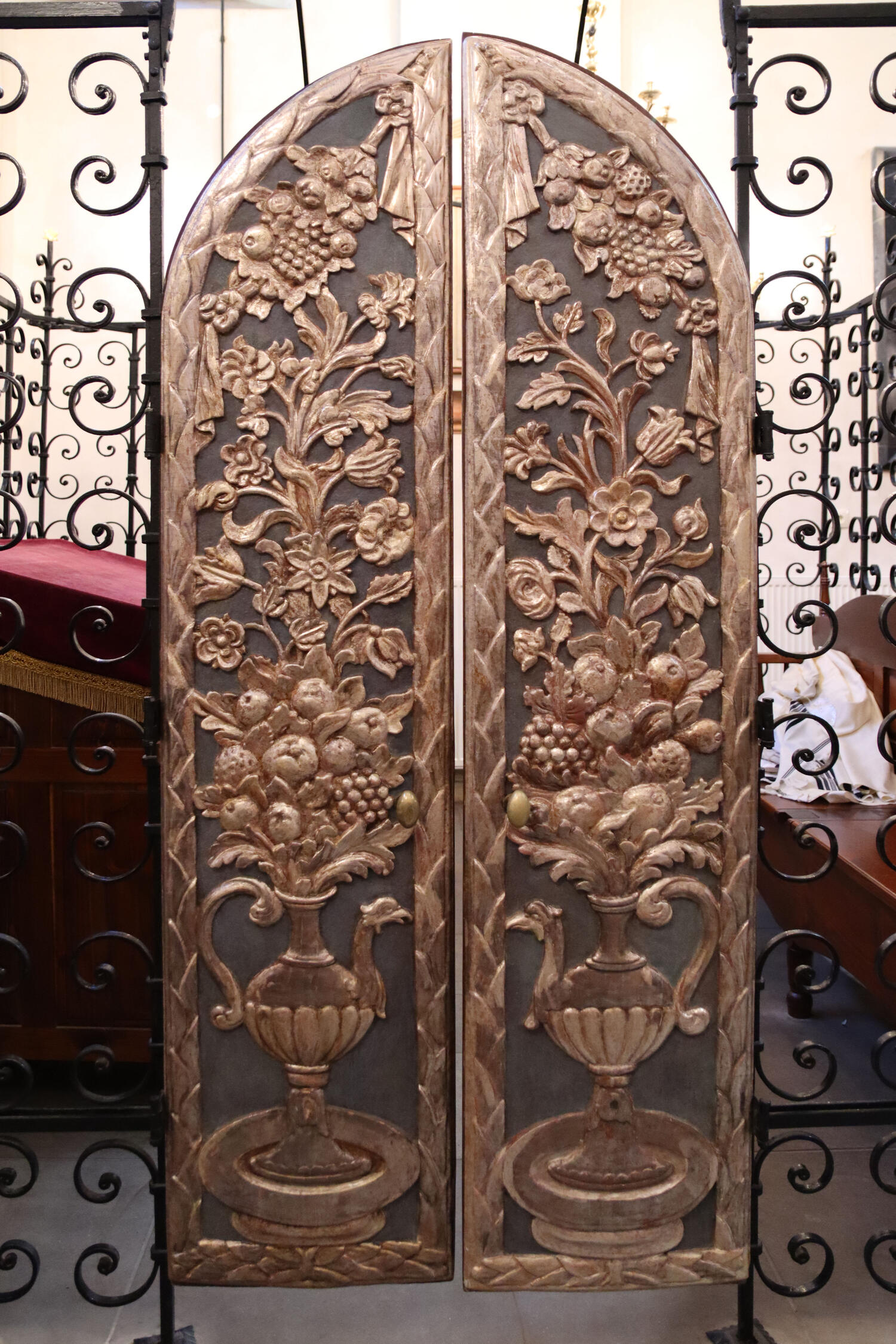 Doors to the Bimah, Rema Synagogue (Krakow) | Posen Library